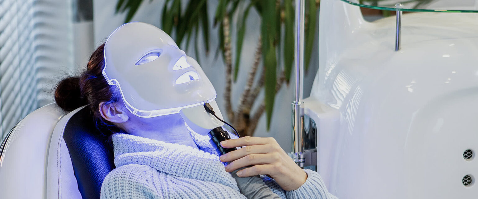 Facial cryotherapy with LED face mask - cold firming - Vacu Activ ...